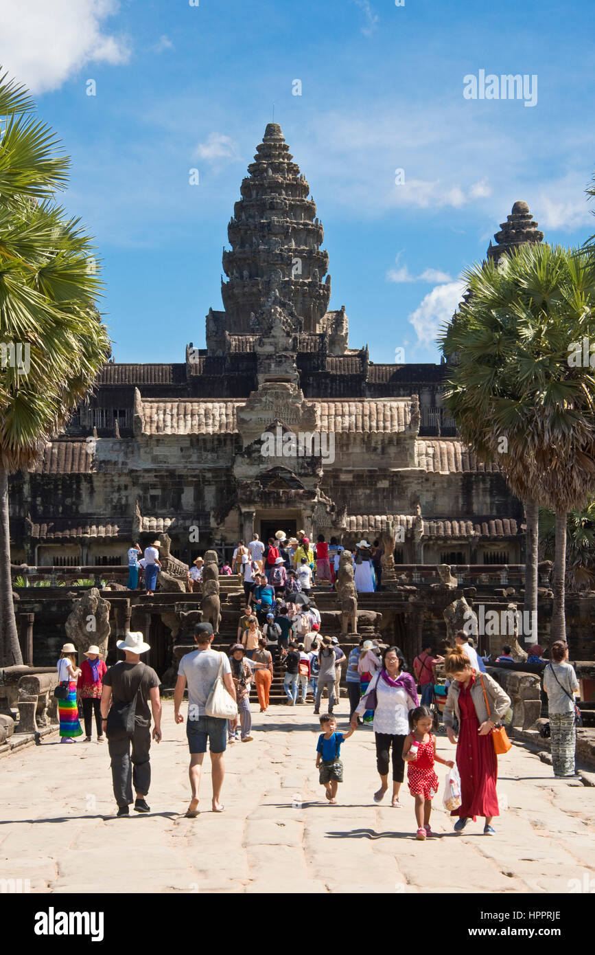 Crowds and groups of tourists walking to or leaving the main entrance ...
