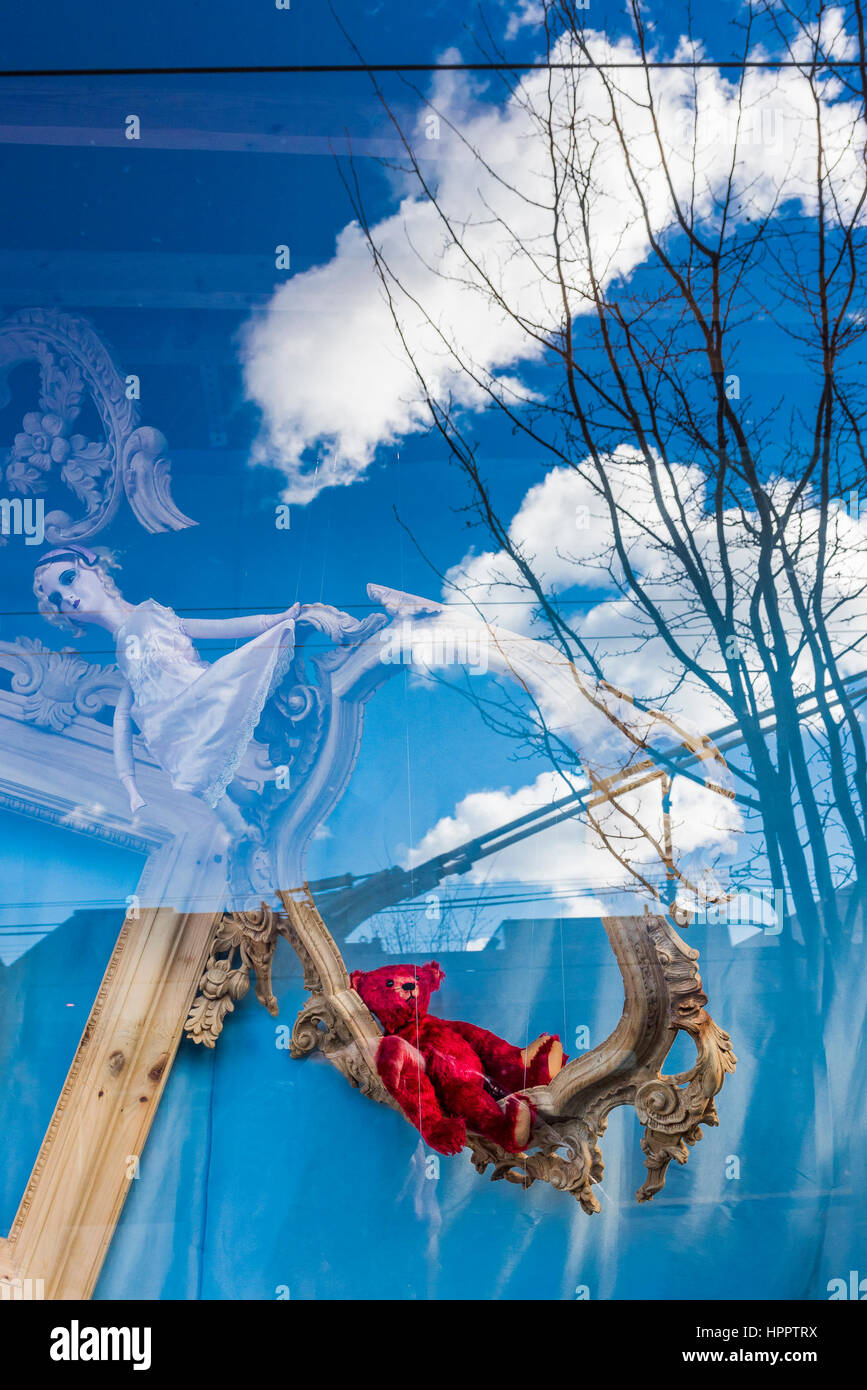 Teddy bear display hi-res stock photography and images - Alamy