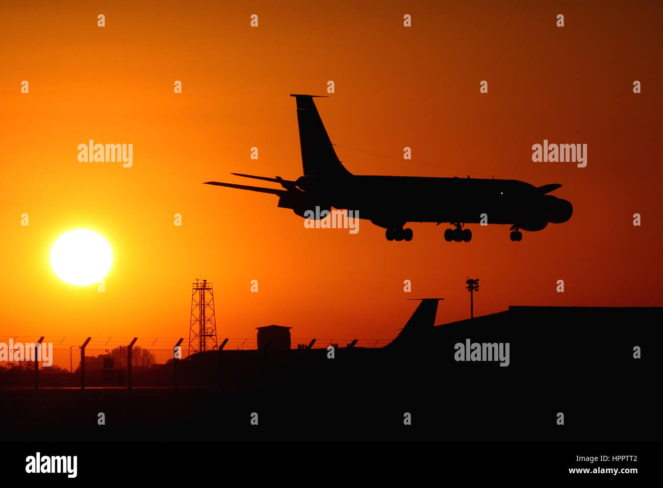 Tanker from the resident 100th ARW landing on runway 29 at RAF ...
