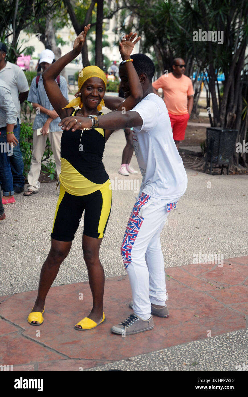 Cuban couple in streets hi-res stock photography and images - Alamy