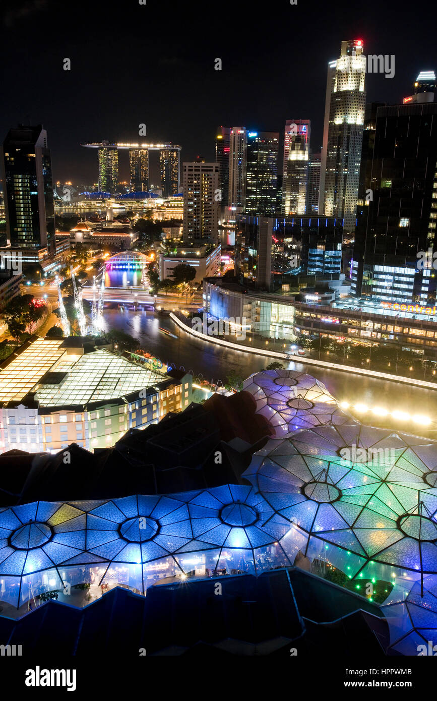 A night view cityscape of the Clarke Quay area in Singapore and skyline ...