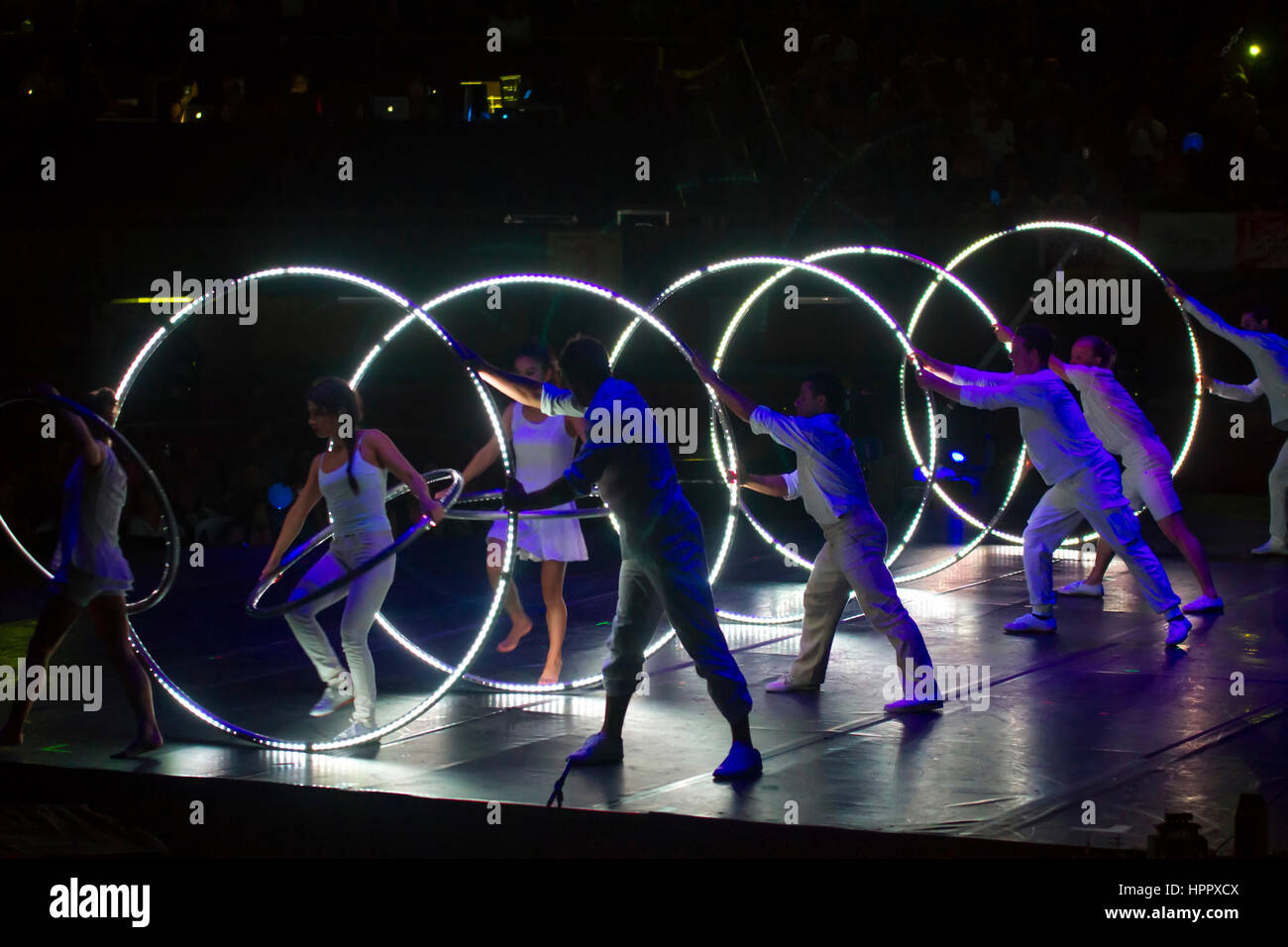 People performing Illuminated wheel acrobat. A muse Circus. Compañía ...