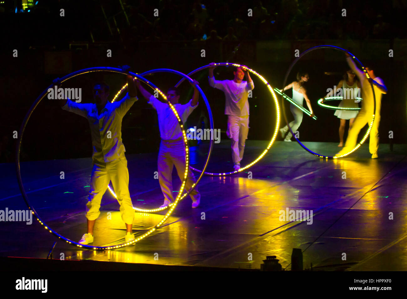 People performing Illuminated wheel acrobat. A muse Circus. Compañía ...
