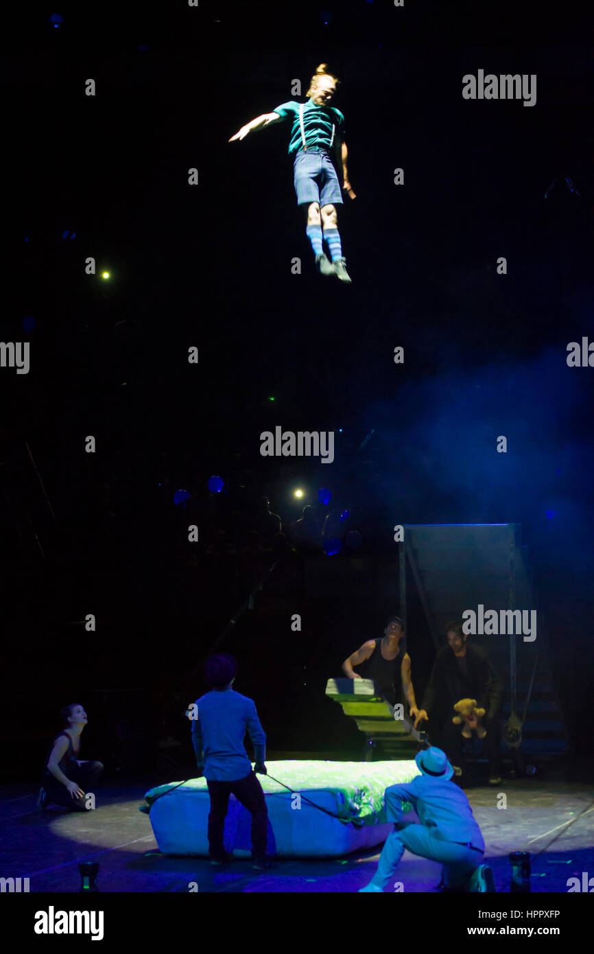 Artists performing acrobatics from springboard. A Muse Circus. Compañía ...