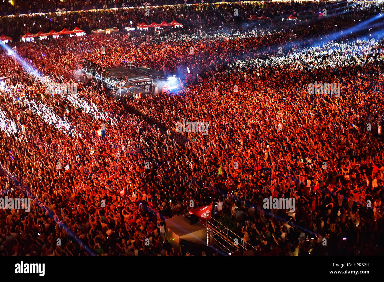 Large audience crowd stage hi-res stock photography and images - Alamy