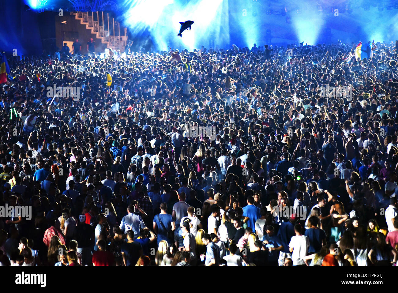 Dj and crowd and indoor hi-res stock photography and images - Alamy