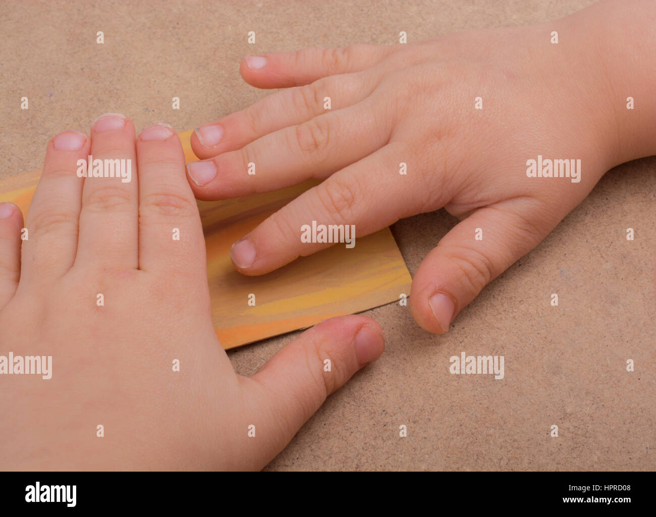 Hand holding painted note paper on brown background Stock Photo - Alamy
