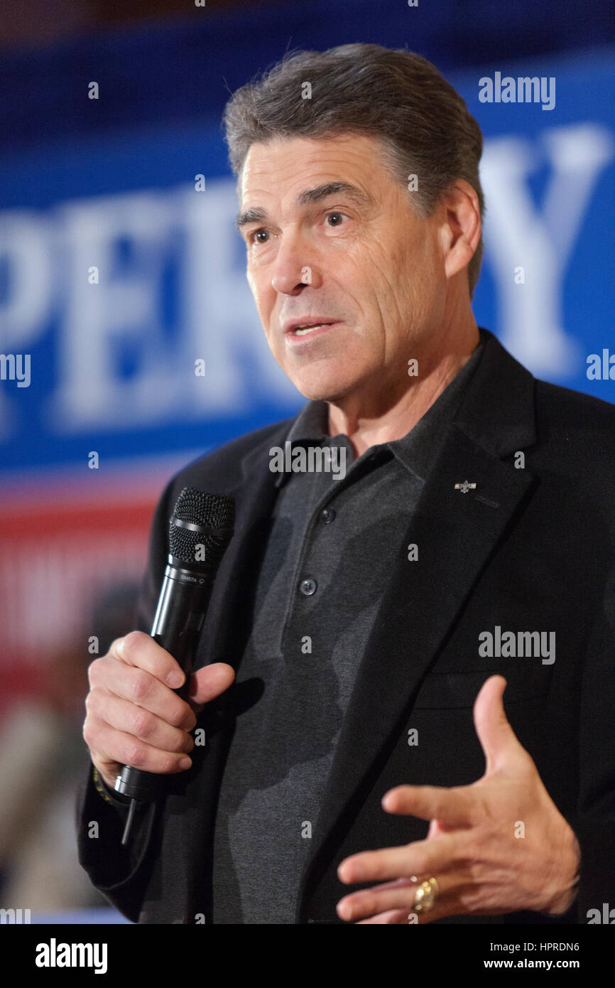 Former Texas Governor Rick Perry holding a presidential campaign rally ...