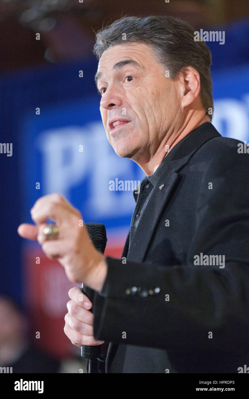 Former Texas Governor Rick Perry holding a presidential campaign rally ...