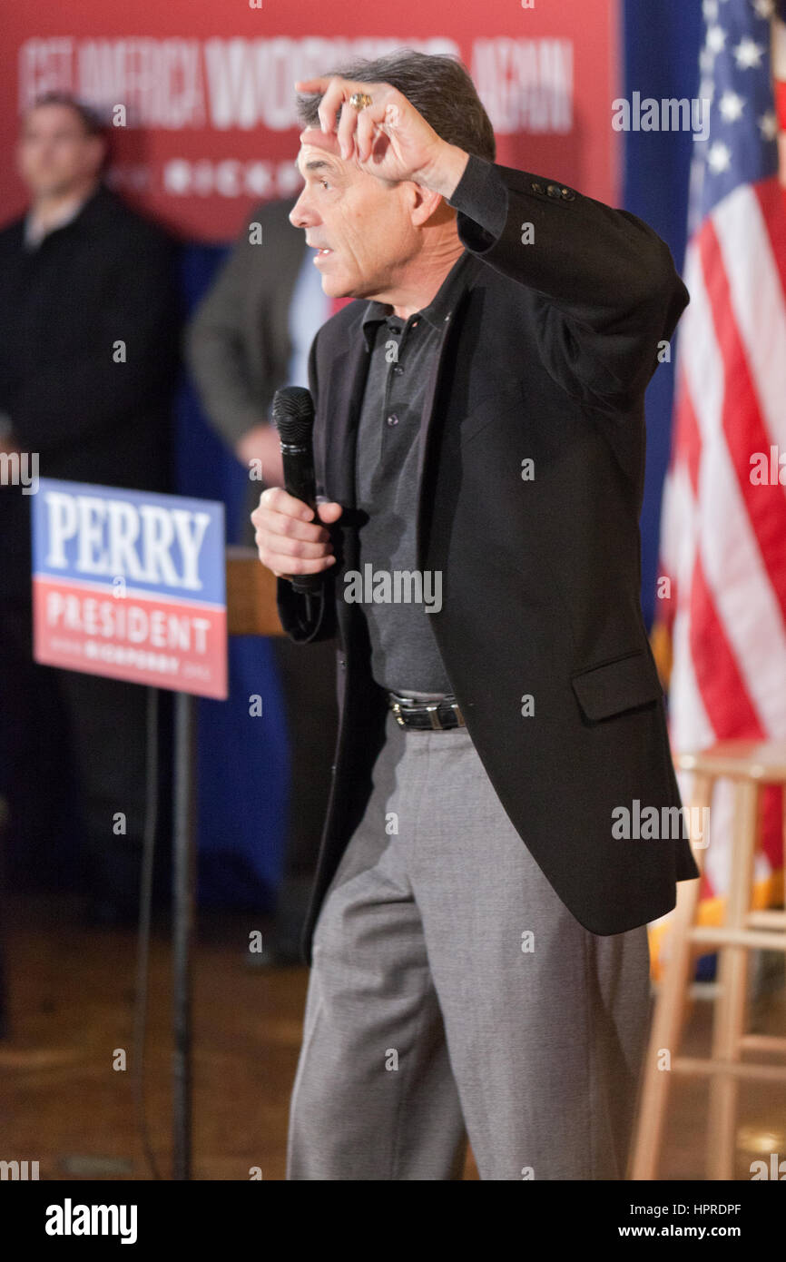Former Texas Governor Rick Perry holding a presidential campaign rally ...