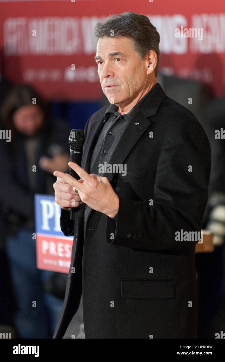 Former Texas Governor Rick Perry holding a presidential campaign rally ...