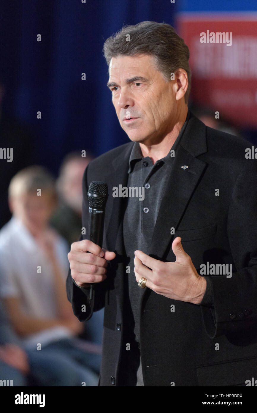 Former Texas Governor Rick Perry holding a presidential campaign rally ...