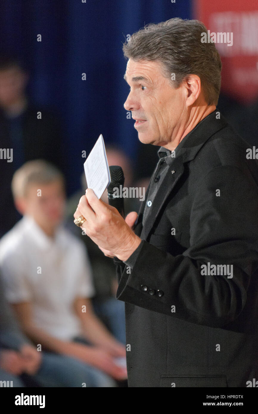 Former Texas Governor Rick Perry holding a presidential campaign rally ...