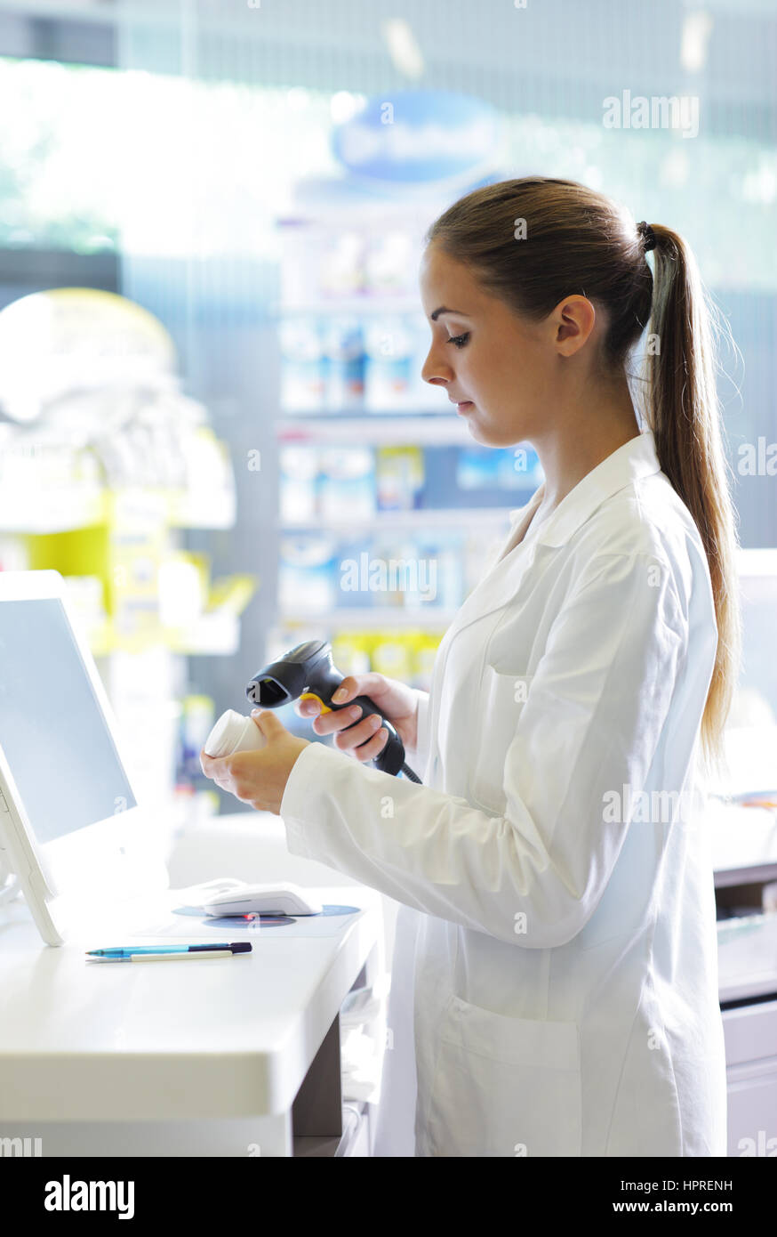 Portrait of a female pharmacist at pharmacy Stock Photo - Alamy