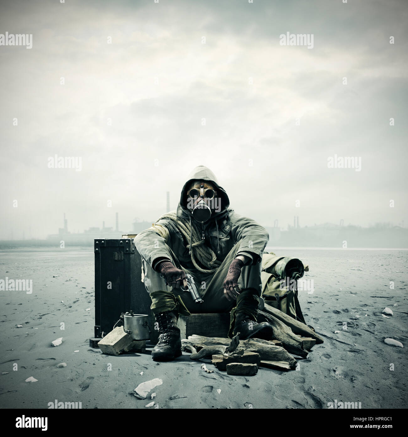 Environmental disaster. Post apocalyptic survivor in gas mask Stock ...