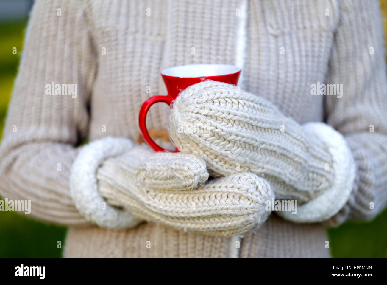 Picture of a woman's hand holding a red coffee mug Stock Photo - Alamy