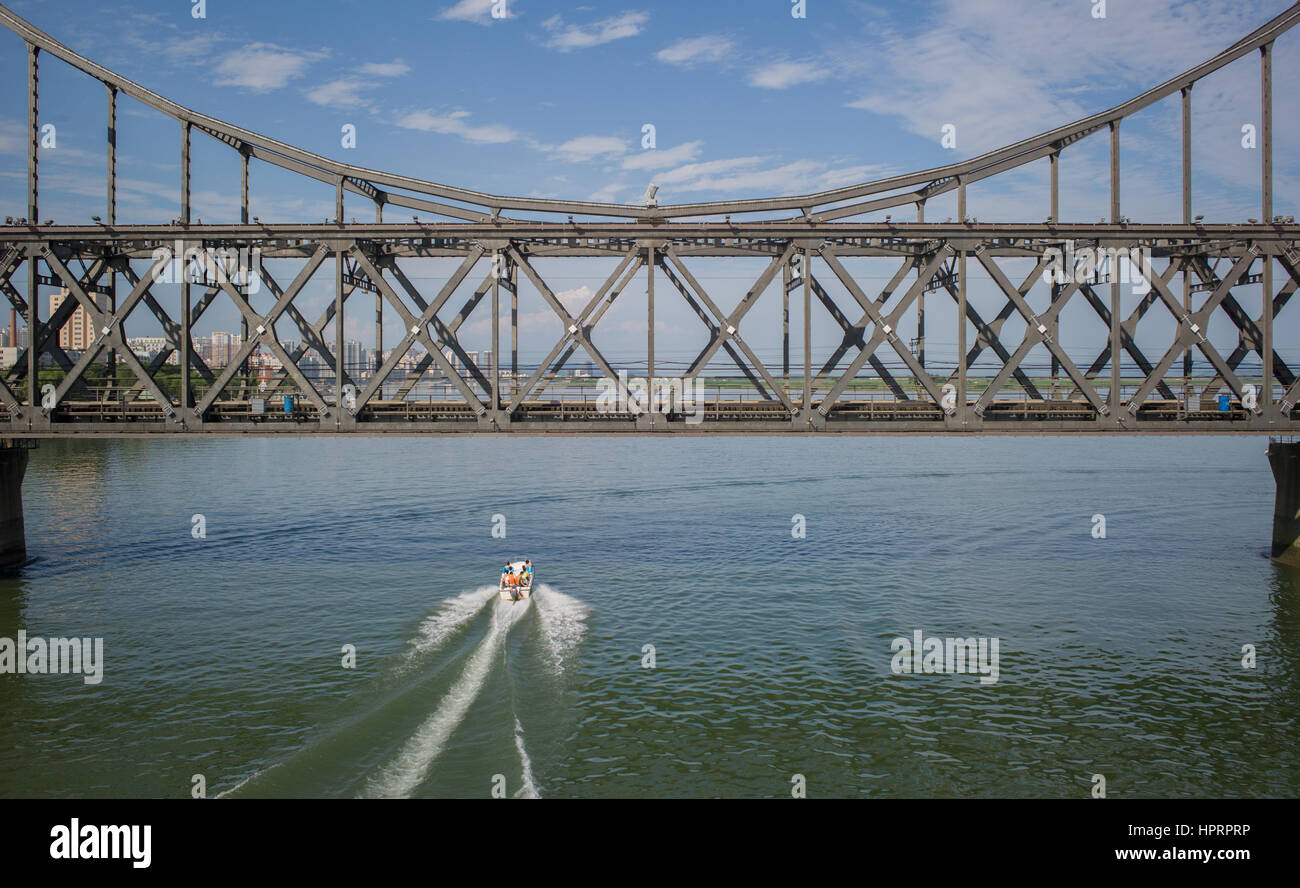 Sino korean friendship bridge hi-res stock photography and images - Alamy