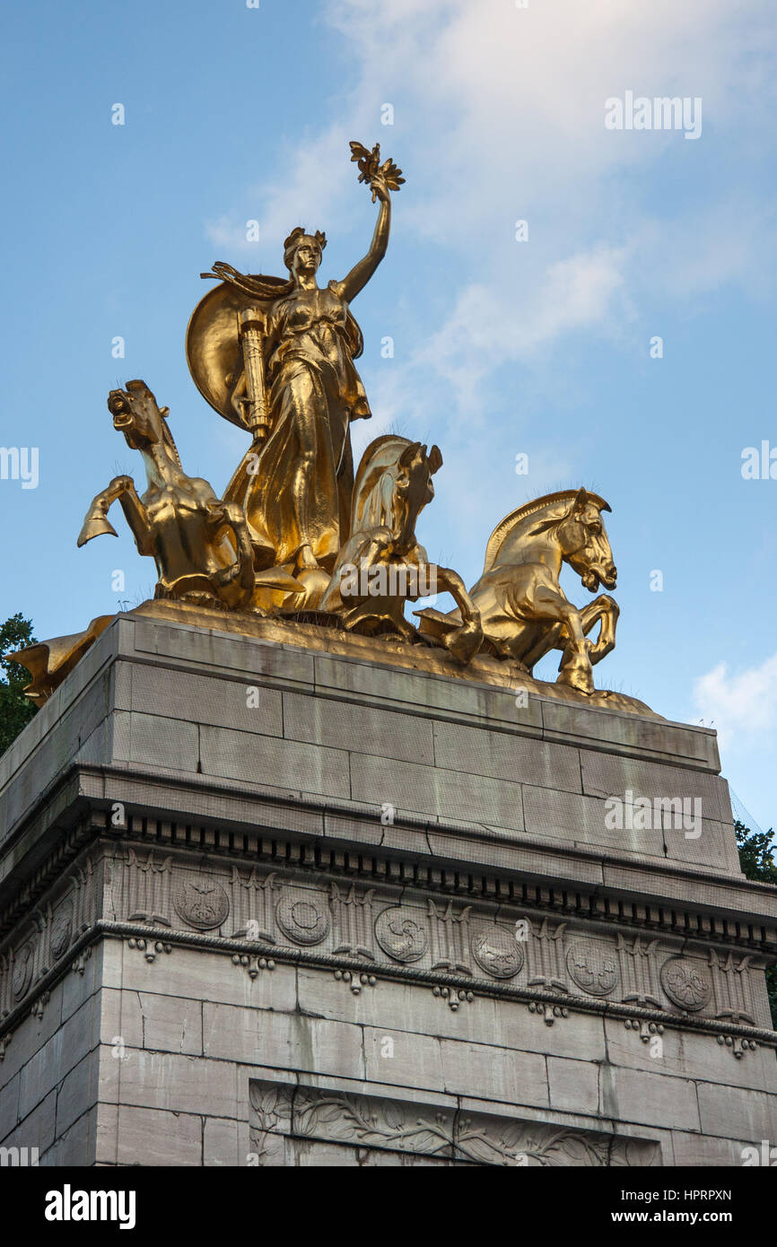 NEW YORK, USA: Golden monument at Colombo’s Circle entrance into ...