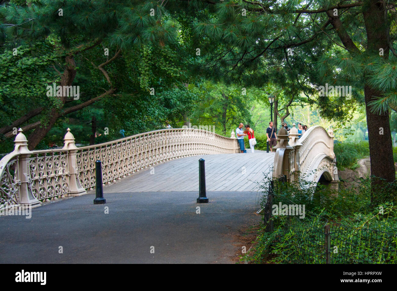 Bow bridge over the lake in pretty sunny day, Central Park, New York ...
