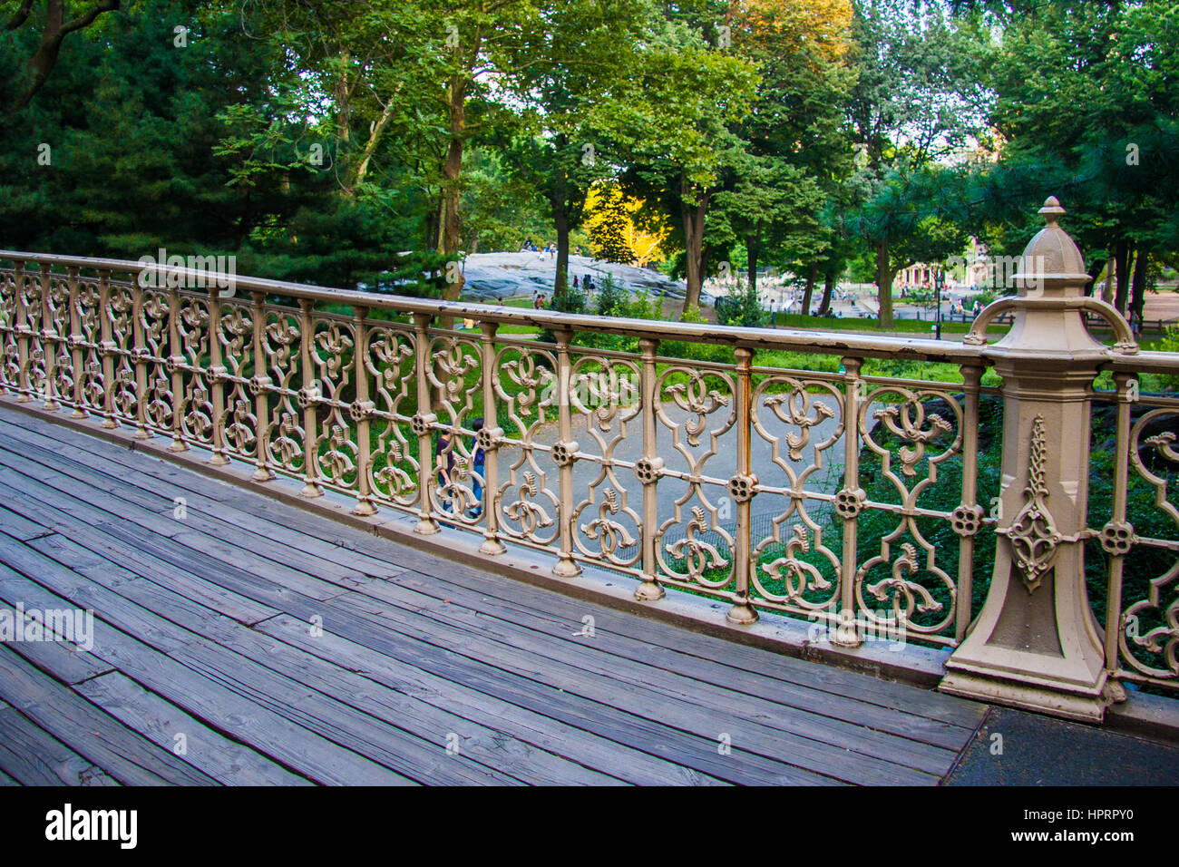 Bow bridge over the lake in pretty sunny day, Central Park, New York ...