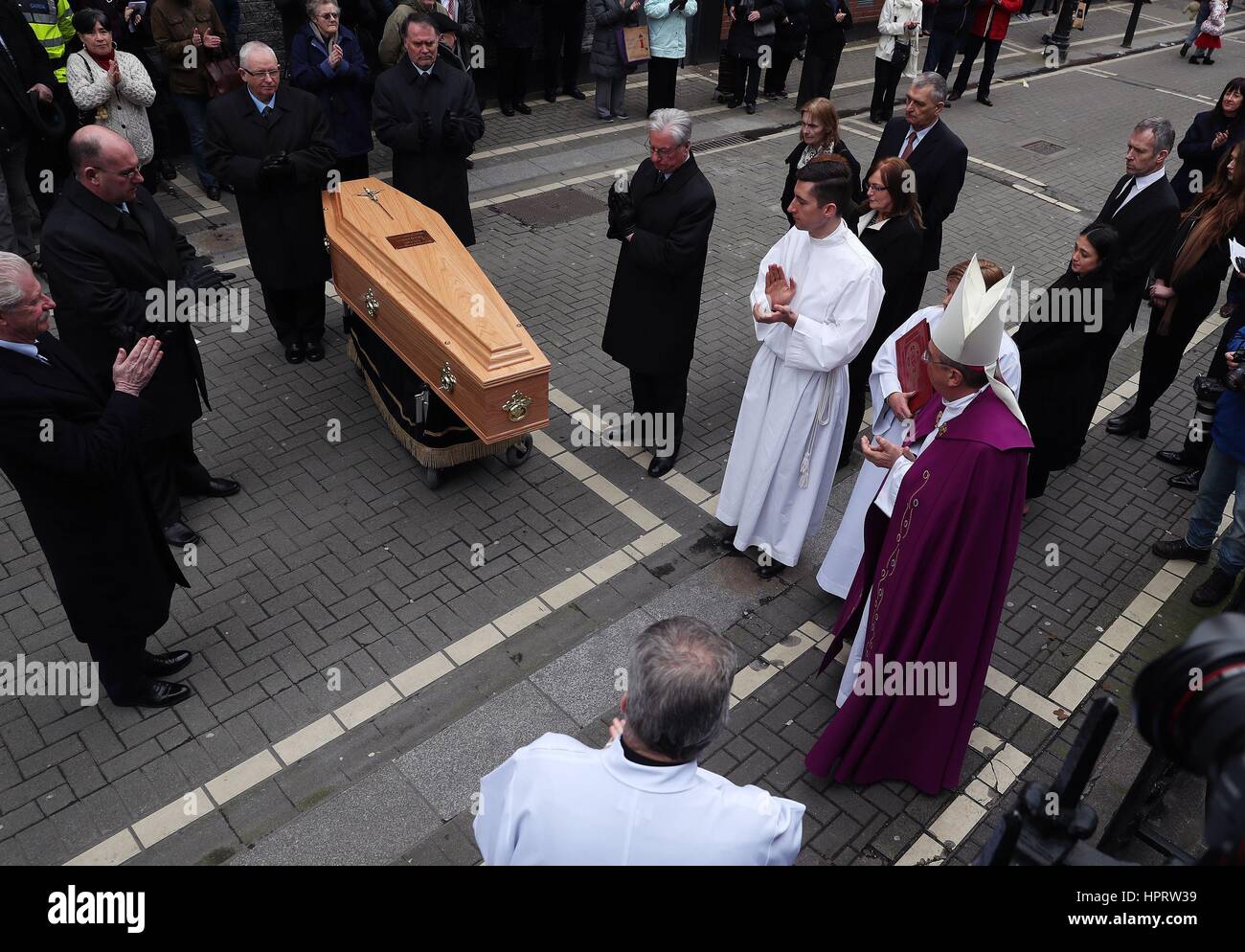 People stop in the street and applaud as the coffin is brought to the ...