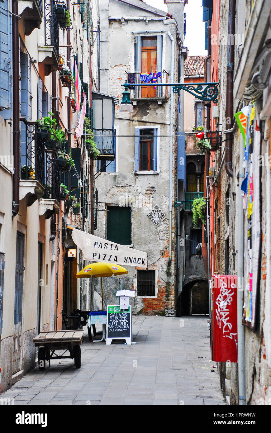 Dark dingy street hi-res stock photography and images - Alamy