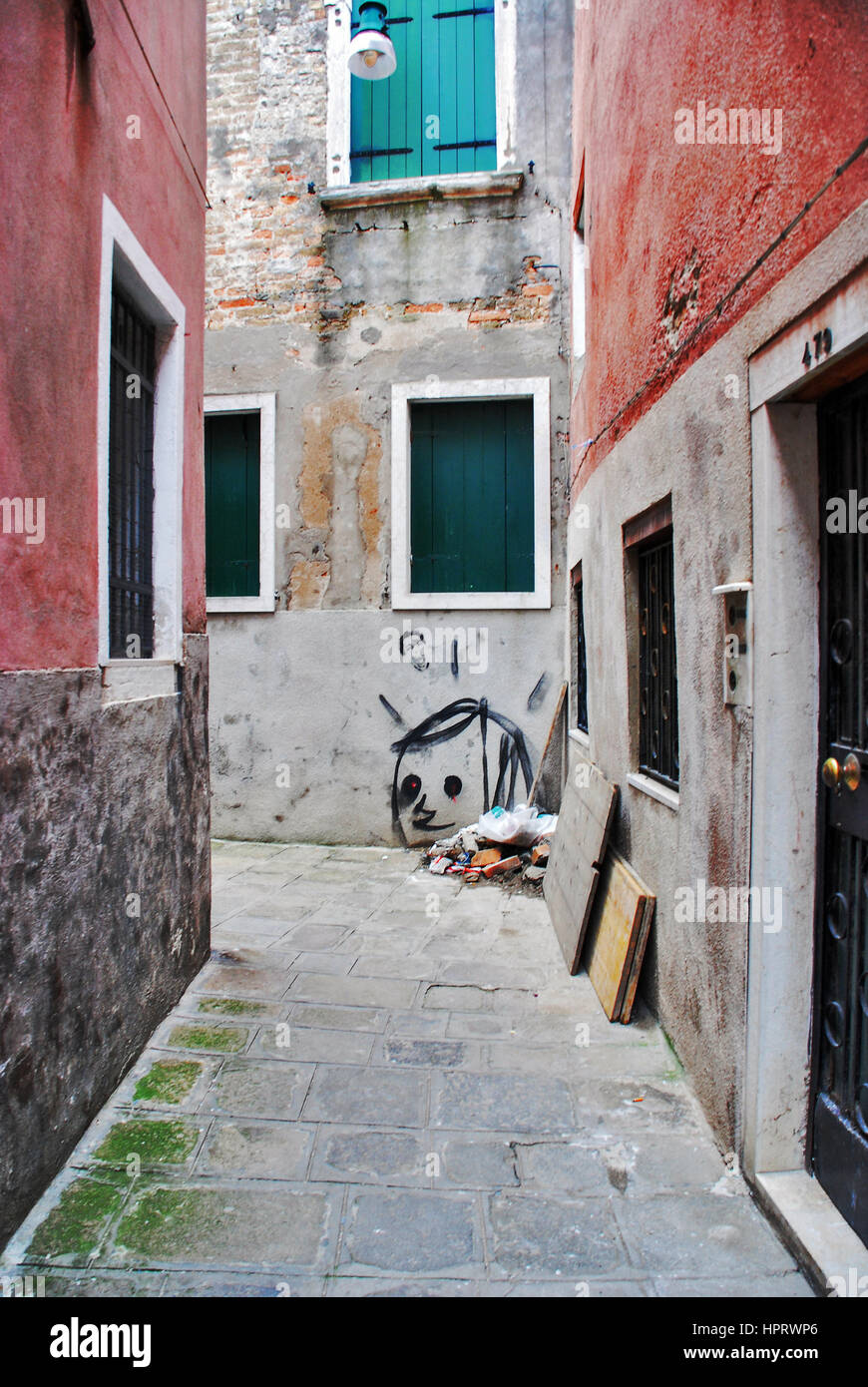 Dark dingy street hi-res stock photography and images - Alamy