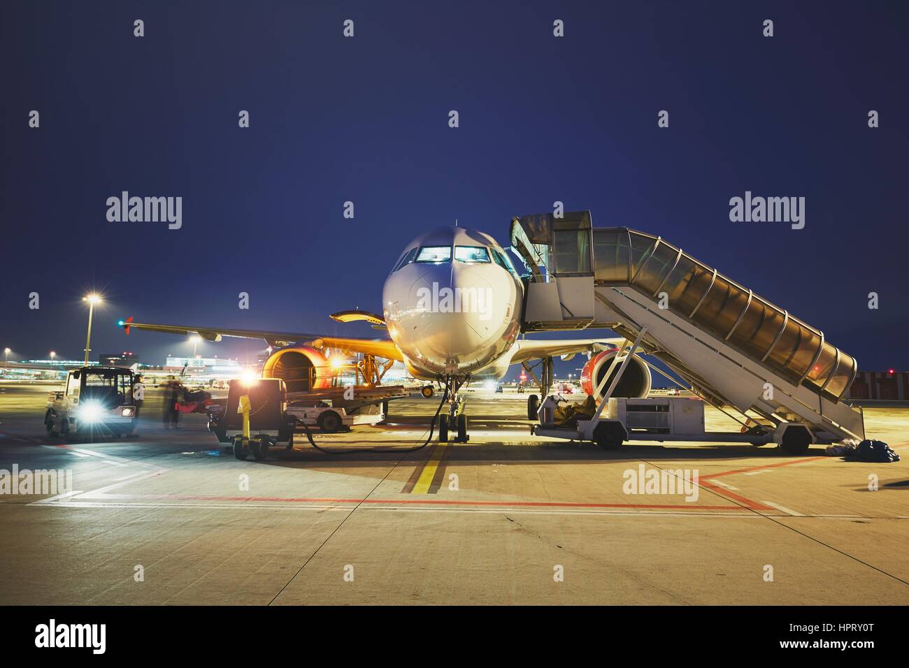 Night sky plane boarding hi-res stock photography and images - Alamy