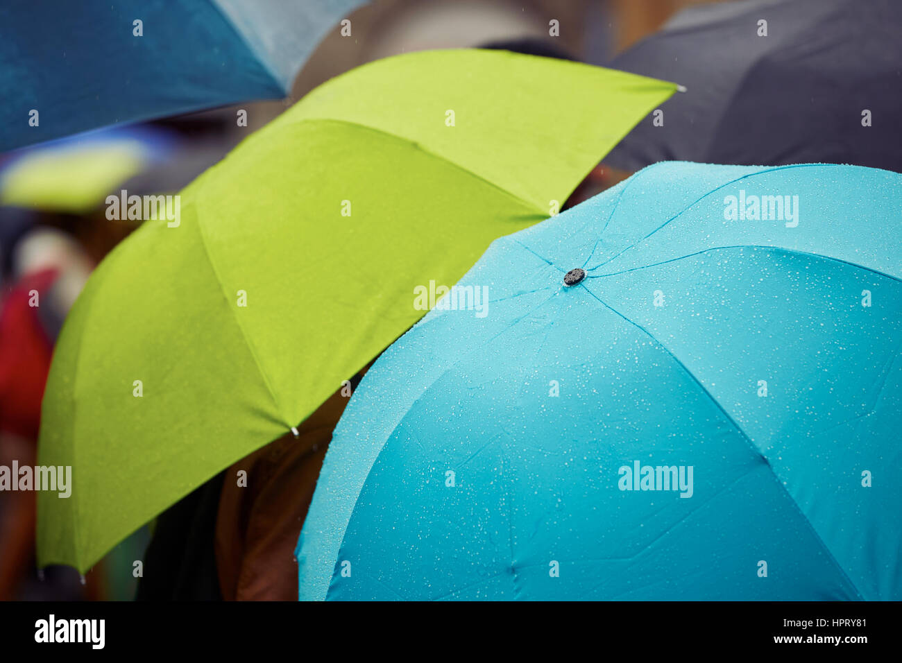 People with umbrellas in the rain hi-res stock photography and images ...
