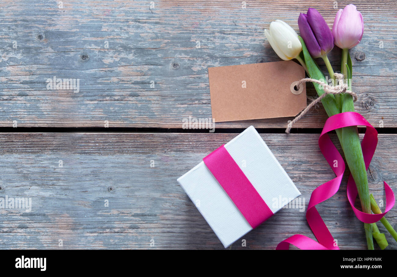 Gift flowers with blank label and decorative ribbon Stock Photo - Alamy