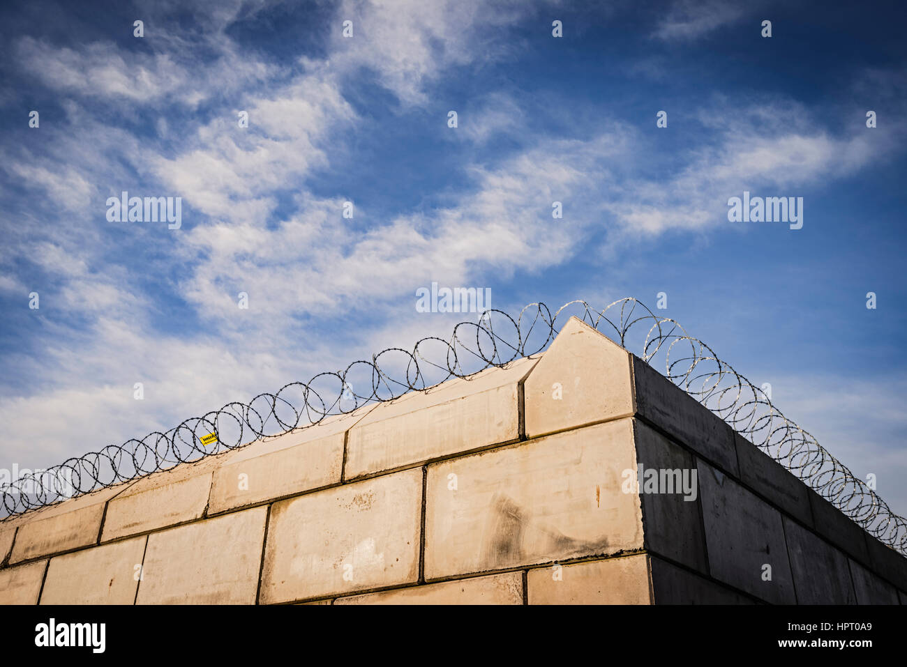 Razor wire hi-res stock photography and images - Alamy