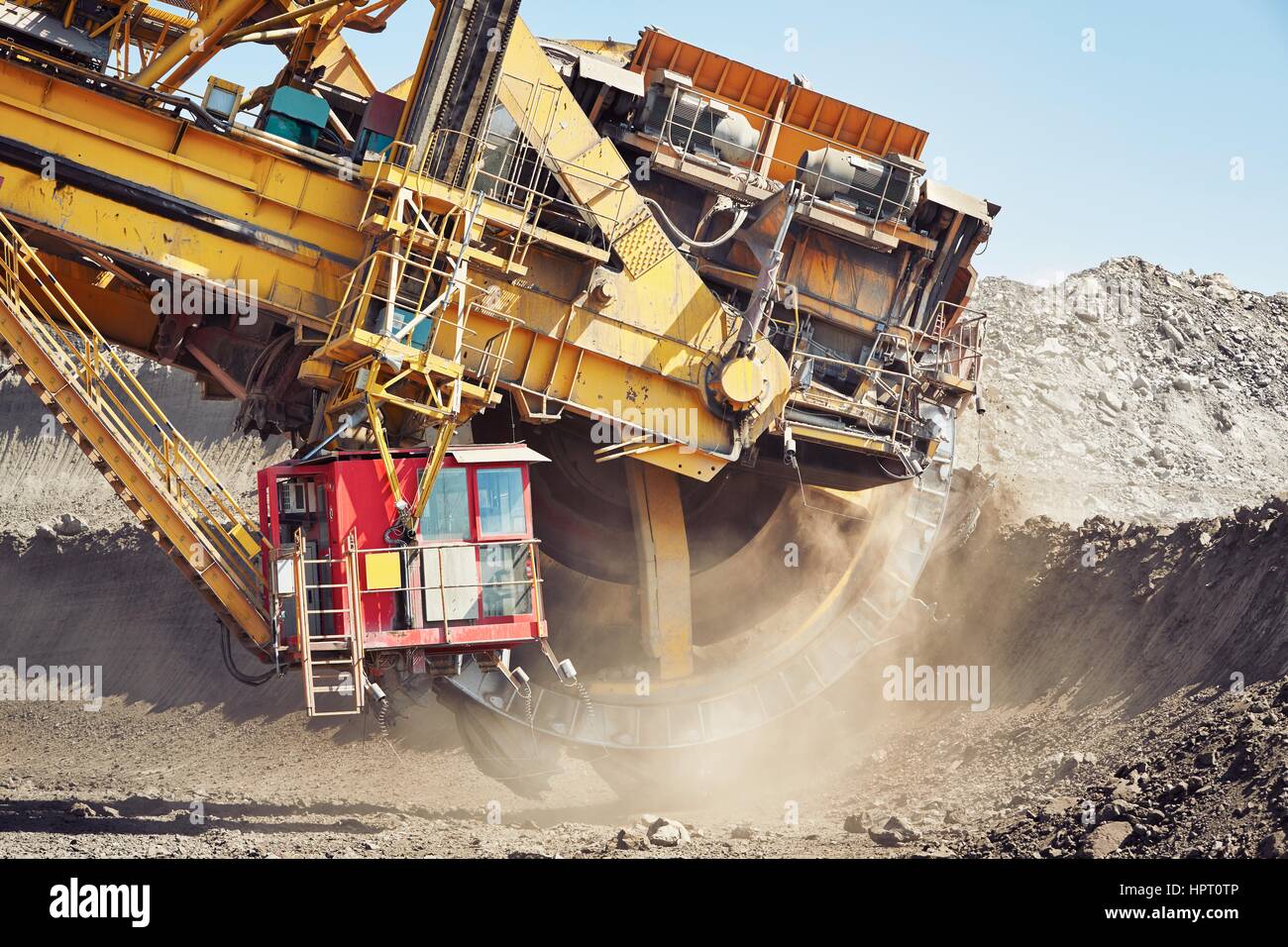 Engineering manufacturing operations hi-res stock photography and ...