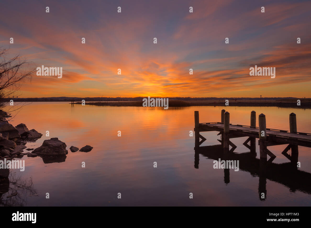 Sun reflect on river water hi-res stock photography and images - Alamy