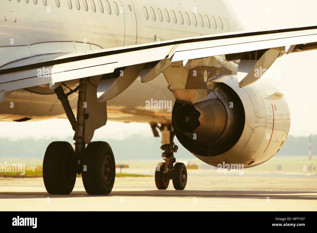 Hot air behind aircraft engine hi-res stock photography and images - Alamy