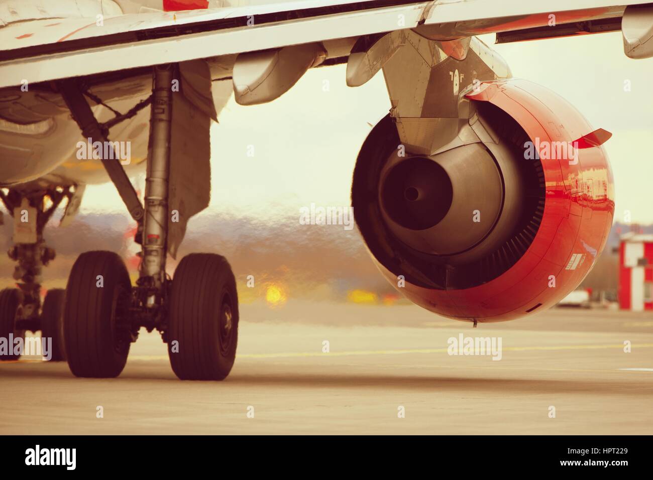 Hot air behind aircraft engine hi-res stock photography and images - Alamy