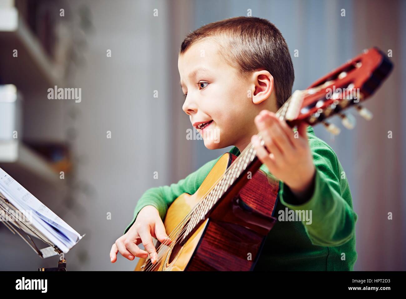 Children singing with guitar hi-res stock photography and images - Alamy