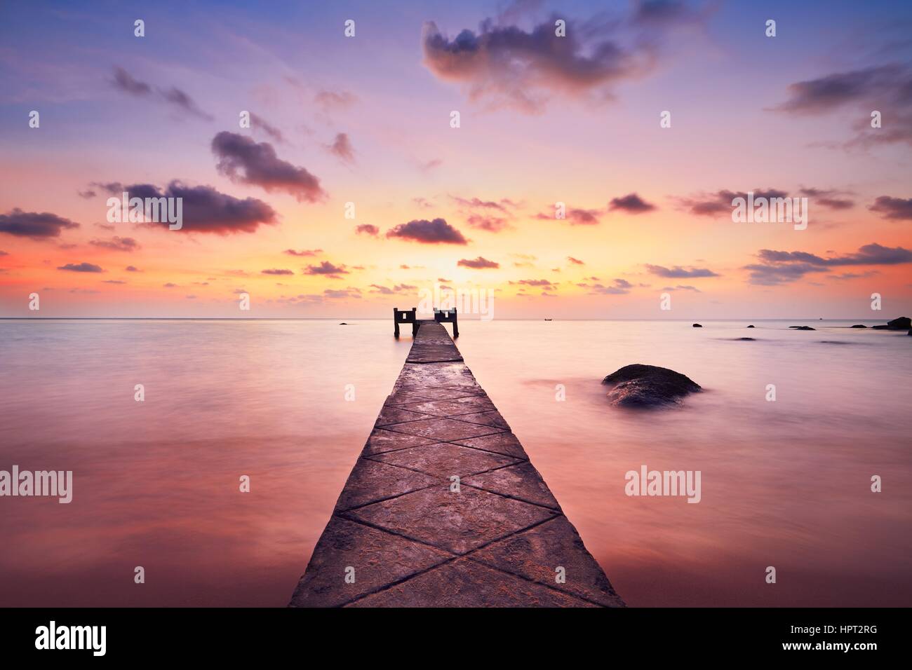 Empty pier sunset hi-res stock photography and images - Alamy