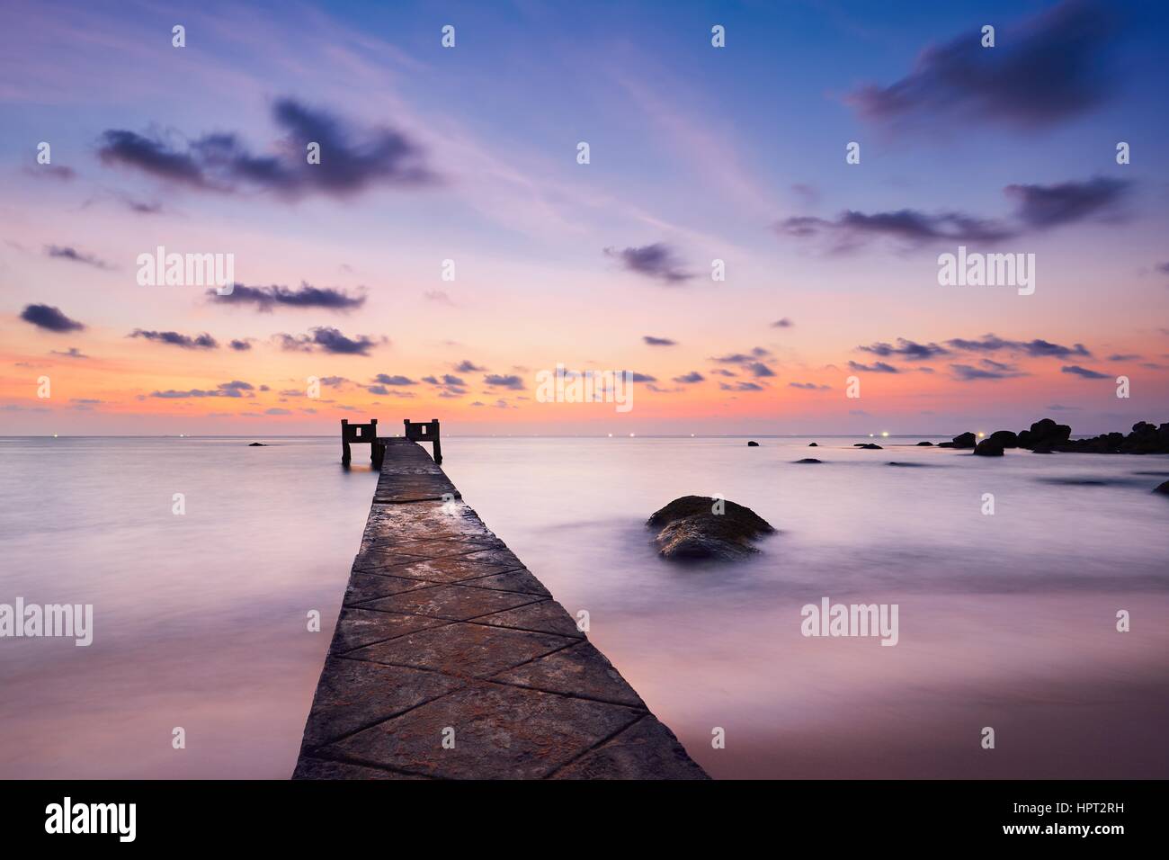 Empty pier sunset hi-res stock photography and images - Alamy
