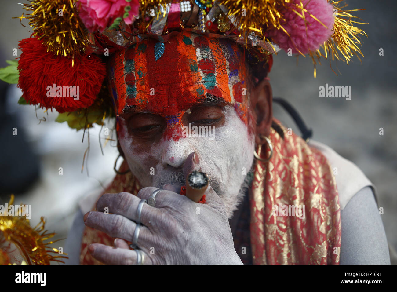 Sadhu smoking chillum india hi-res stock photography and images - Alamy