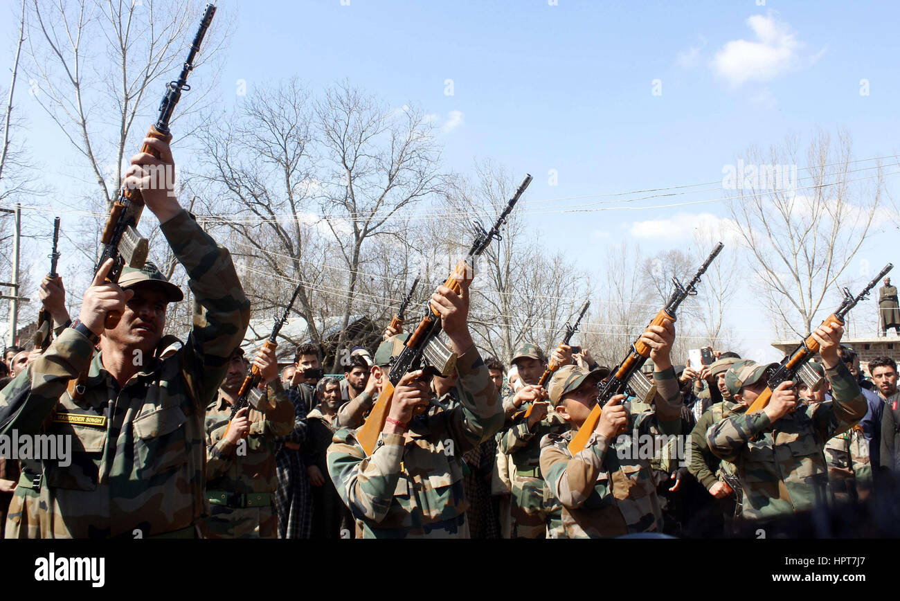Srinagar, Kashmir. 23rd Feb, 2017. Indian Army men salute the colleague ...