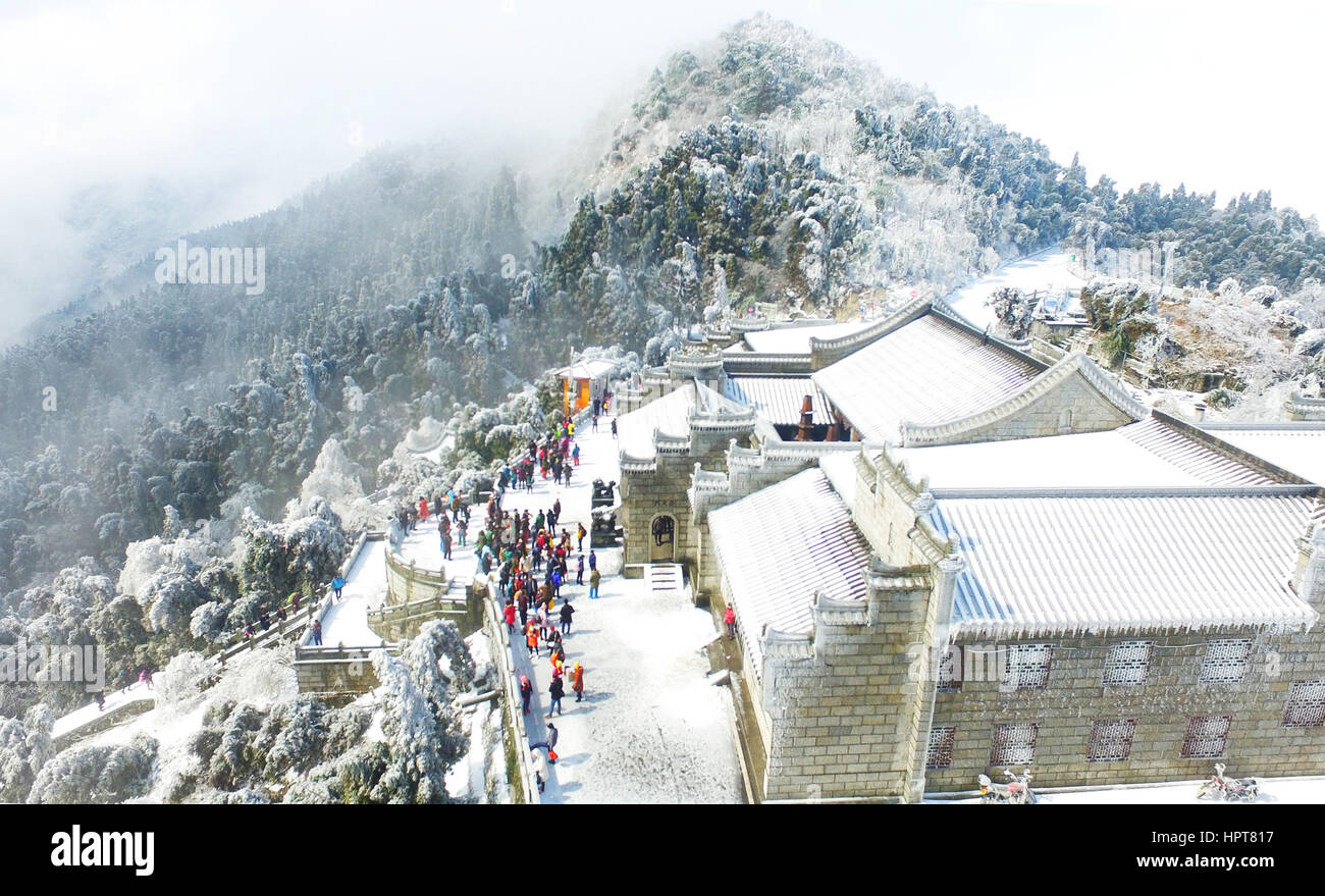Hengyang, China's Hunan Province. 24th Feb, 2017. People view the snow ...
