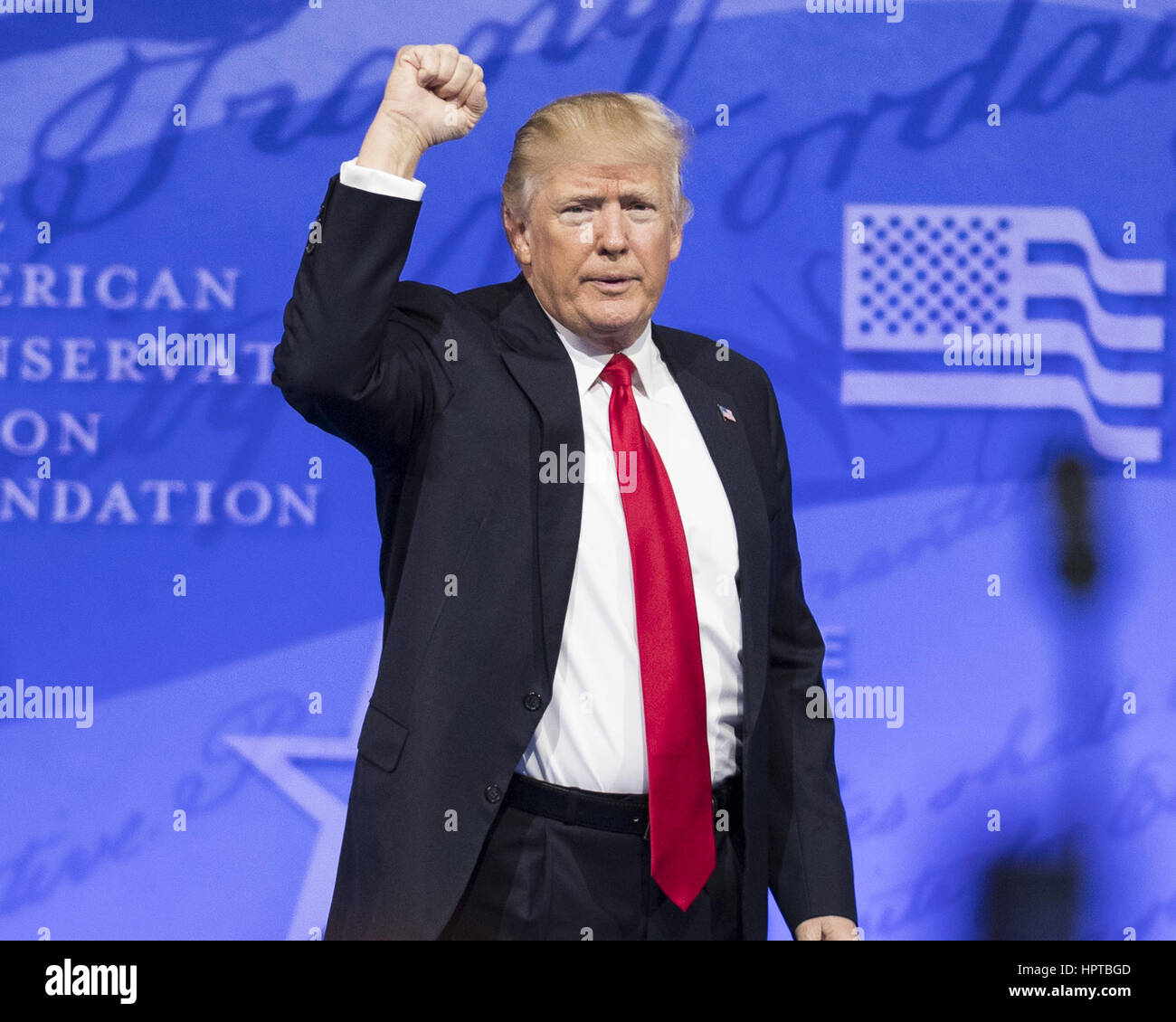 Donald trump raised fist hi-res stock photography and images - Alamy
