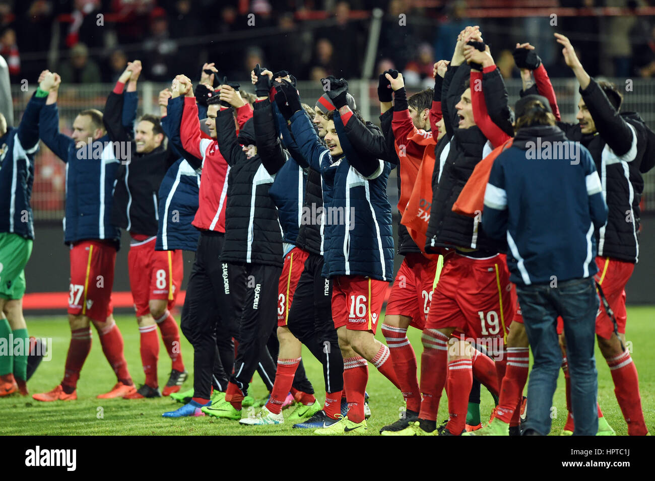 The Berlin team celebrates its 2:0 victory at the end of the German 2nd ...