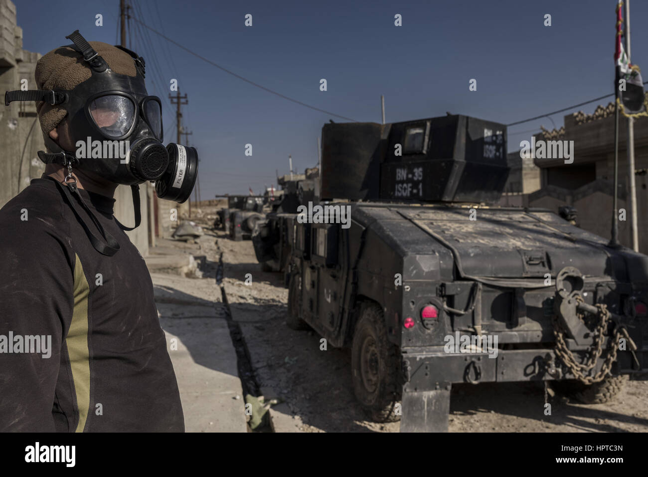 Mosul, Nineveh Governorate, Iraq. 23rd Feb, 2017. An Iraqi army soldier ...