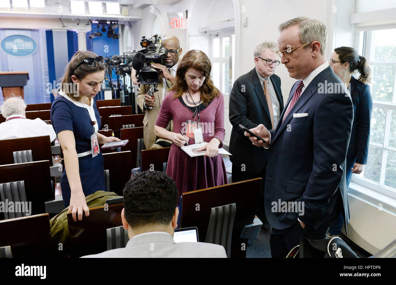 Reporters press room white house hi-res stock photography and images ...