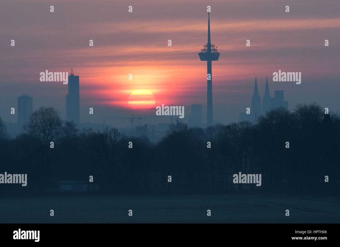 Cologne, Germany. 25th Feb, 2017. The morning sun shines in bright ...