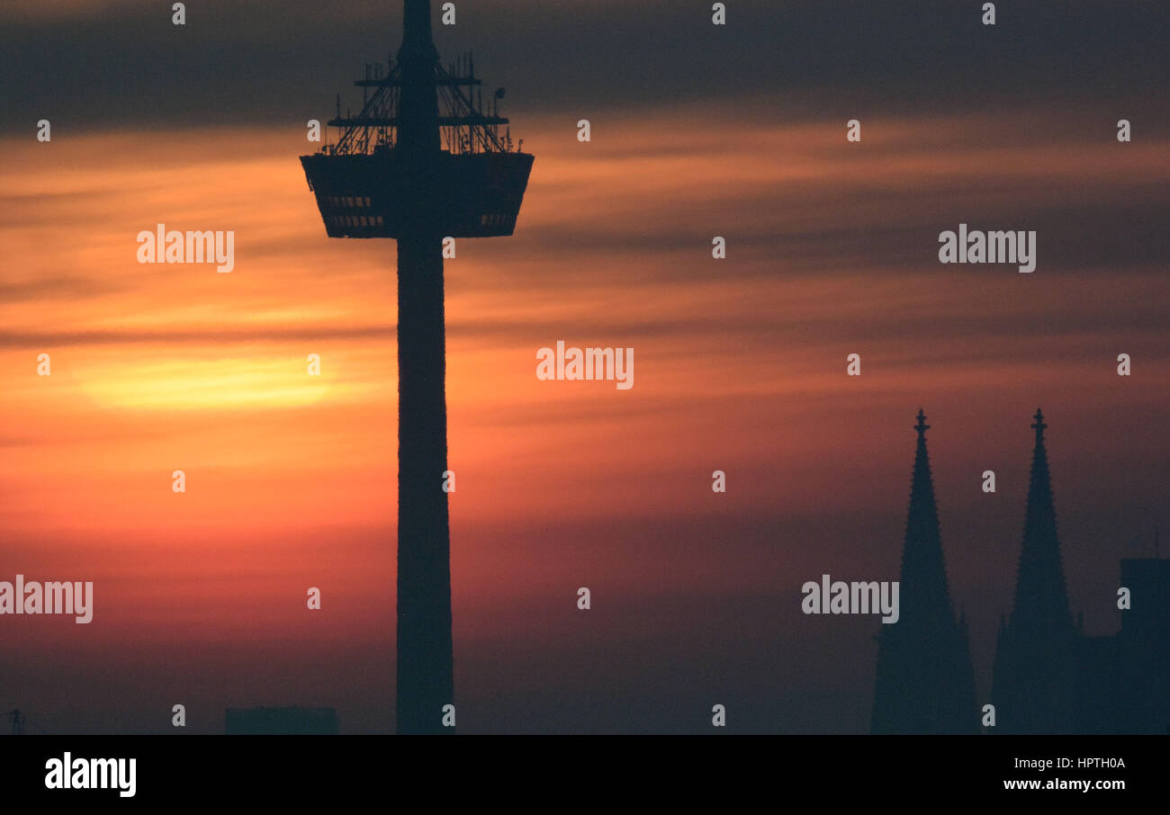 Cologne, Germany. 25th Feb, 2017. The morning sun shines in bright ...