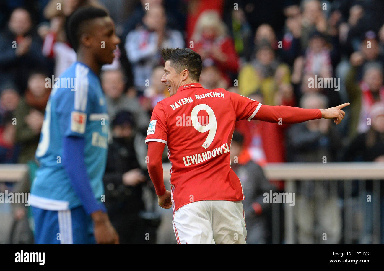 Munich, Germany. 25th Feb, 2017. Munich's Robert Lewandowski (R ...