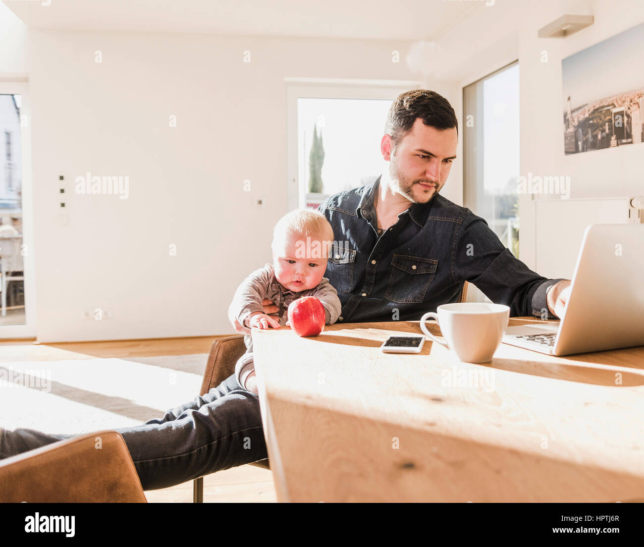 Family on apple laptop hi-res stock photography and images - Alamy