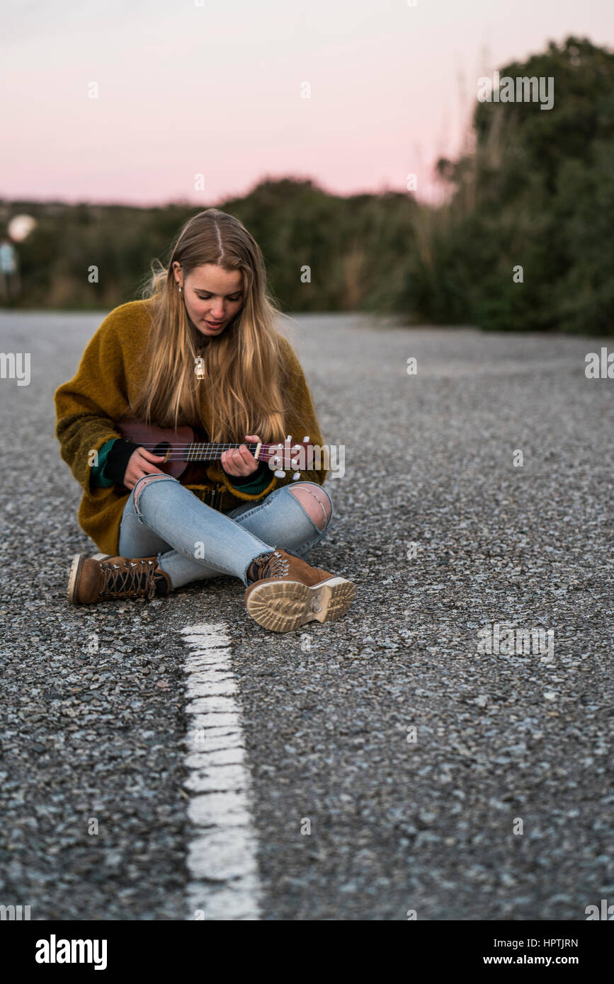 Ukulele singer songwriter hi-res stock photography and images - Alamy